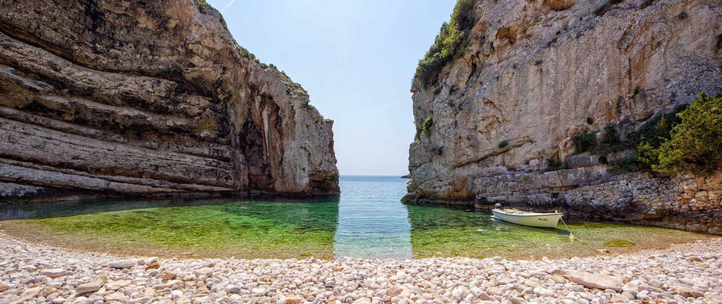 Visit Stiniva Cove and the most Recognizable Beach on island Vis